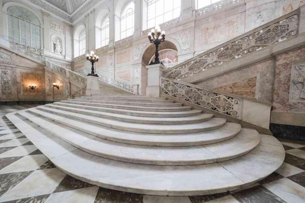 Il restauro dello scalone del palazzo reale di napoli: un simbolo ...