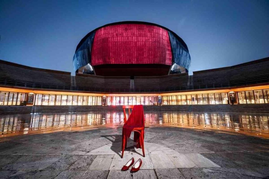 L'auditorium di roma si illumina di rosso per dire basta alla violenza ...
