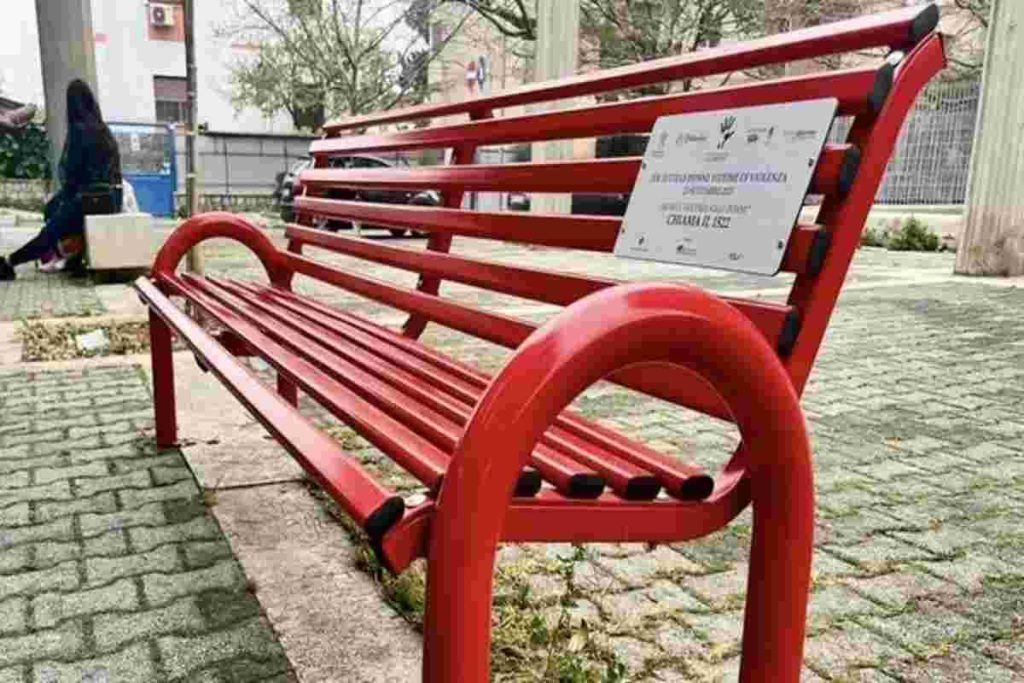 Panchina rossa a palermo: un simbolo di resistenza contro la violenza ...