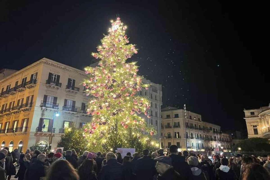 Luci di natale illuminano piazza palermo in un'atmosfera magica ...